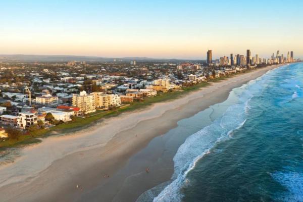 Coastal Comfort On Hedges Ave By Housemark Escapes - Gold Coast