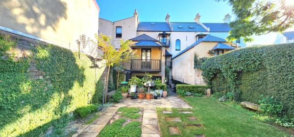 Grand Inner City Home With Secret Garden - Rosebery