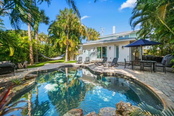 Sandy Pants - Designer Beach Chic Home Steps To Beach Backyard Oasis W Heated Pool - Holmes Beach, FL