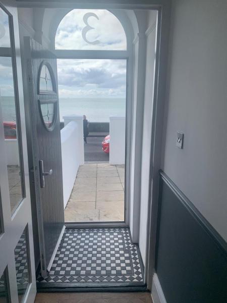 Seafront Folkestone Sandgate Channel Tunnel - 5 Star Property Sleeps 12 - Folkestone