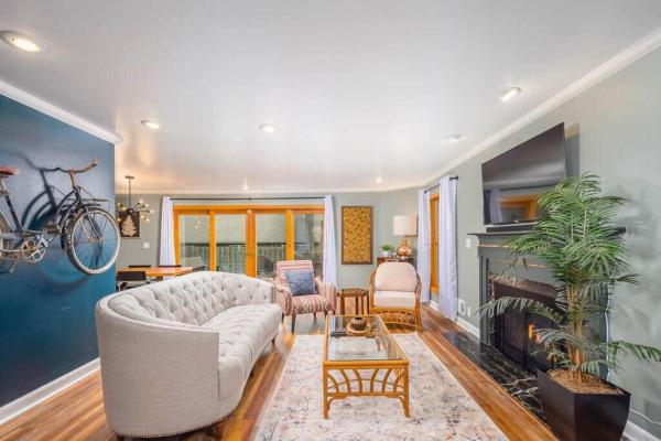 River Drive Retreat - Family Neighborhood Sleeps 10 - Appleton, WI