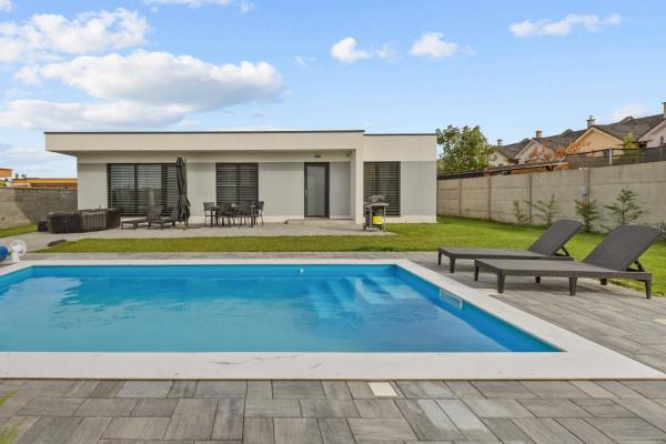 Klimatizovaný Apartmánový Dom S Bazénom, 10b - Bratislava