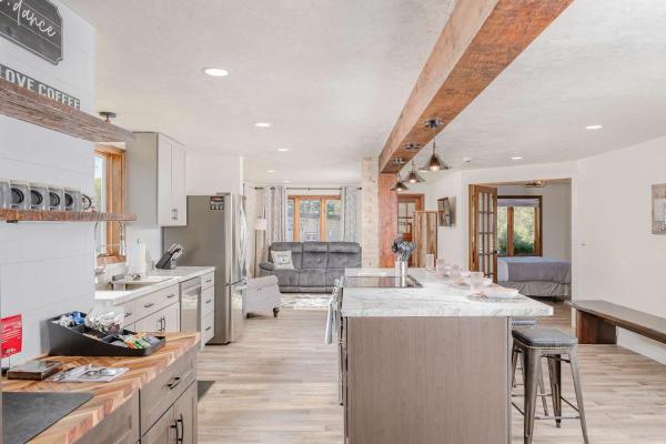 Wolf River Multi-family Retreat - Sleeps 14 Pontoon Boat Paddle Boards Firepit - Fremont, WI