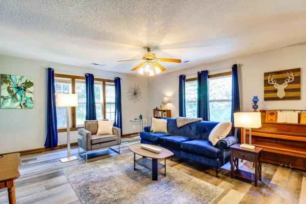 Lake Guntersville Hideaway! Home On Over 2 Acres - Hollywood, AL