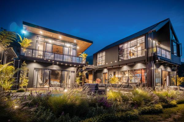 Lake-front Luxury Villa - Munduk