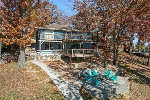 2 Lakefront Homes: Wide Decks, Great View, Kayaks - United States