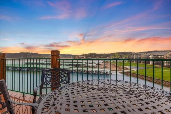 Family-friendly, Fishing, & Fun W/ 2 Pools, Views, Boat Slip & Launch - États-Unis