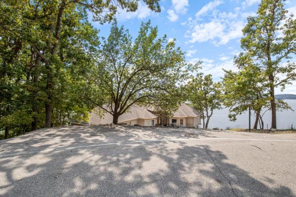 Pet-friendly Home In The Main Channel W/ Breathtaking Sunsets & Lake Views - Missouri
