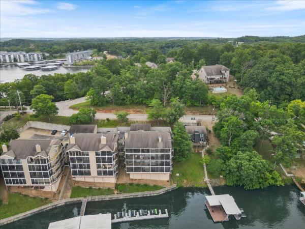 Lakefront 1st-floor Condo, Screened Patio, Pools & Courts - Lake Ozark, MO