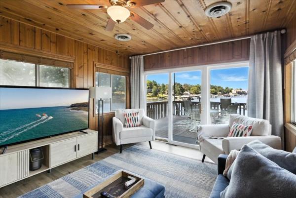 Lakefront Home At The 10mm With Dock Slip & Bar - Sunrise Beach, MO