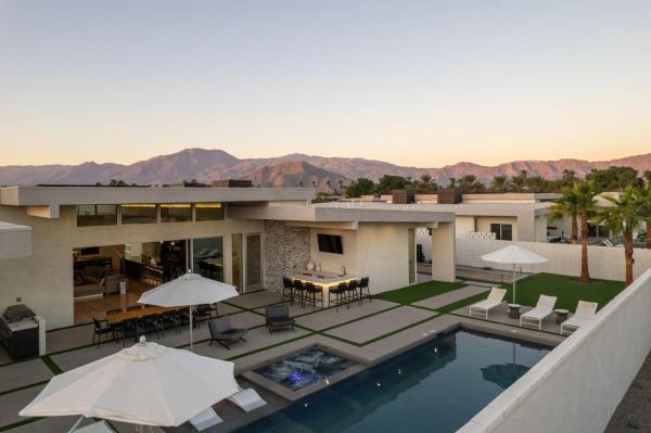 Neon @ Elemento49 Pool Spa Sleeps 16 - Bermuda Dunes, CA