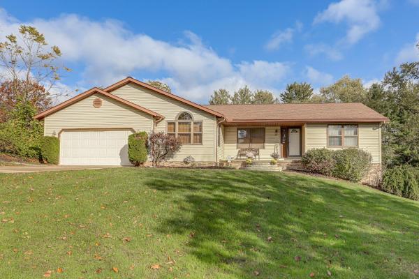 Work And Relax! Spacious Ontario Home With Pool - Mansfield, OH