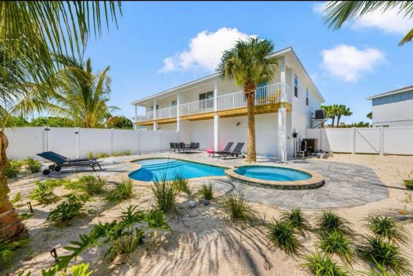 Massive Oasis, 2 Private Pools, Hot Tub Sleep16 - Longboat Key, FL