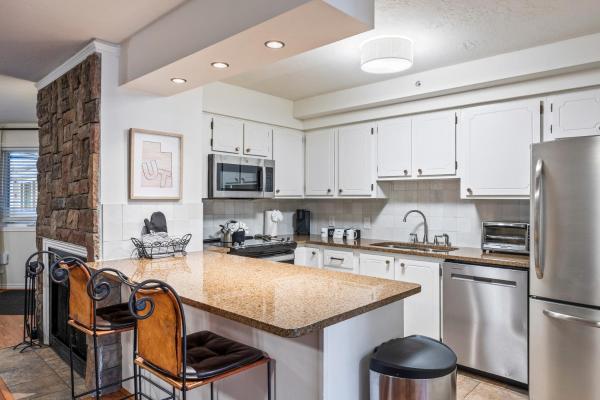 Cozy Stay For 4, 5 Min Drive To Base, Full Kitchen, Amazing Hot Tub, Restaurants Nearby! - Park City, UT