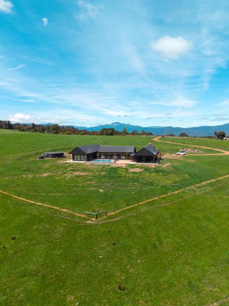 Half Mile High - Merrijig - Sleeps 10 - Mount Buller