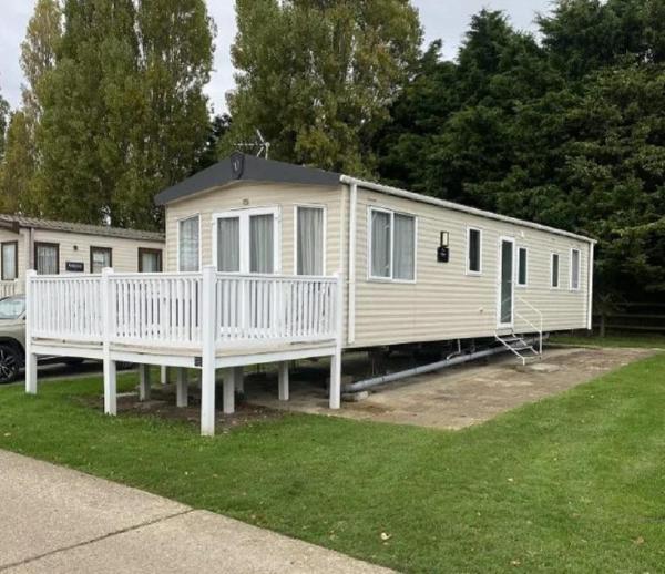 Caravan With Front Decking At Coopers Beach Holiday Park Ref 49080pa - West Mersea
