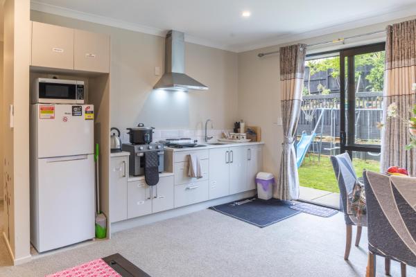 New Two Bedroom House Attached To Main House - Tuakau