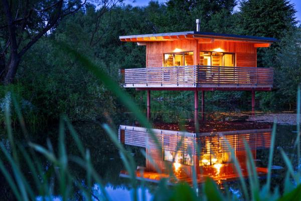 Tinyhousebeidresden ÜBer Dem Wasser Schwebendes Winziges Häuschen Nähe Dresden Sächsische Schweiz - Bischofswerda