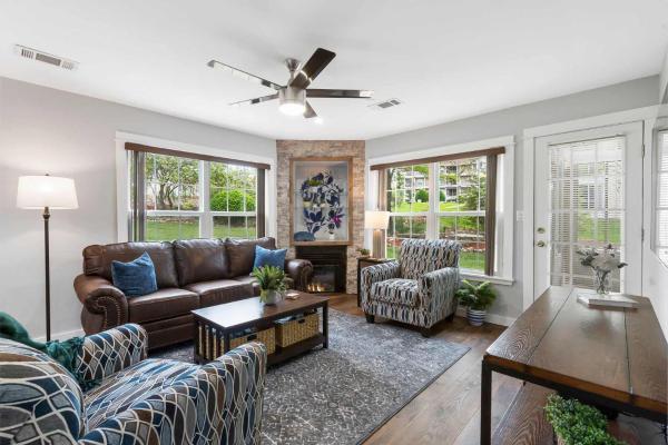 Brookside Getaway - Spacious Sunroom - Branson, MO