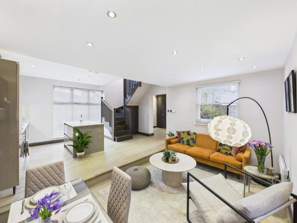 Stylish Mews House, Private Garden, Sleeps 4, Central Location - Surbiton