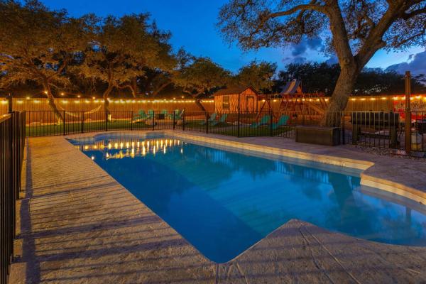 Jungle Haven Heated Pool Fun For 12 - Johnson City, TX