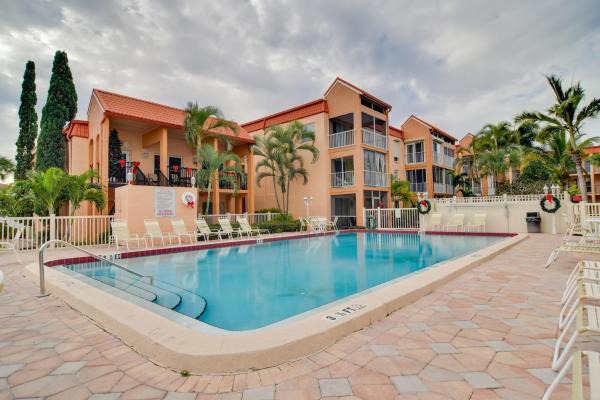 Less Than 2 Mi To Upham Beach Colorful Bungalow With Pool - St. Pete Beach, FL