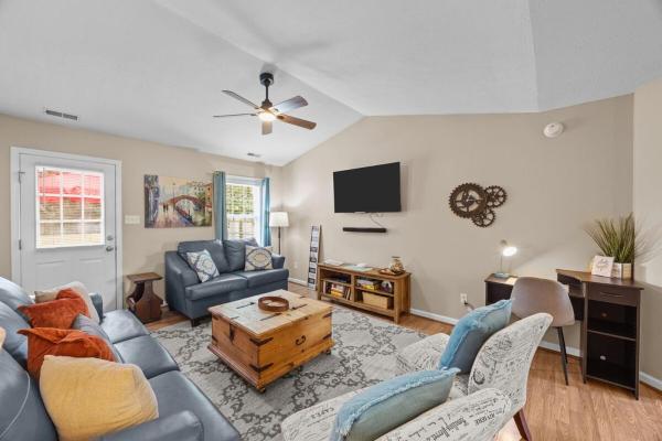 3-bedroom Retreat With King Suite, Pool Table & Private Fenced Yard - 뉴 베른