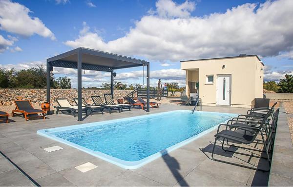 3 Bedroom Nice Stacaravan In Drnis - Croatie