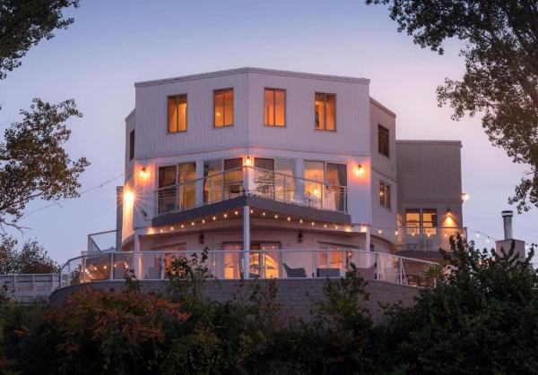 Incredible Lakefront Villa With Gorgeus Sights And Fireplace In Gary, Indiana - Gary, IN