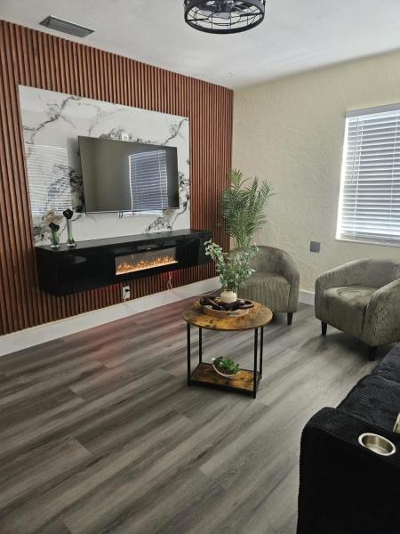 Palmera House In Tampa With Hot Tub 10 Minutes From Airport & Busch Gardens - Tampa, FL