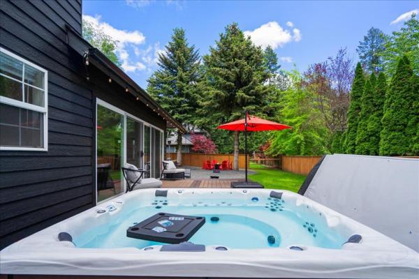 Lake, Hot Tub, Golf Retreat - Coeur d'Alene, ID