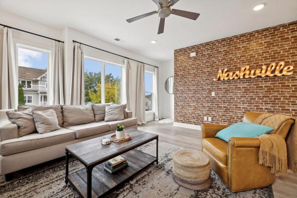 New Nash Modern Luxurious Space W Rooftop Views - Nashville, TN