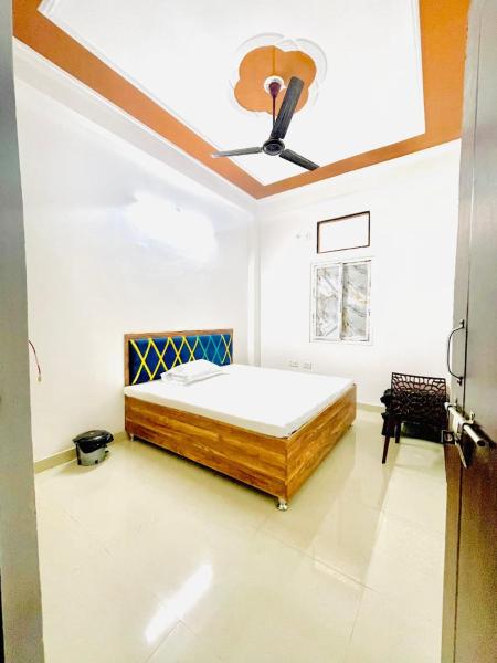 Radhey Radhey Hotel - Lucknow