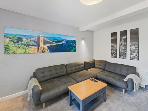 Spacious 4 Bedroom Flat, Contractors Welcome, Parking, Wifi - Bristol