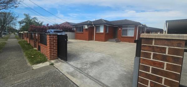 Convenient 3 Bedroom Home In Canley Heights - Liverpool