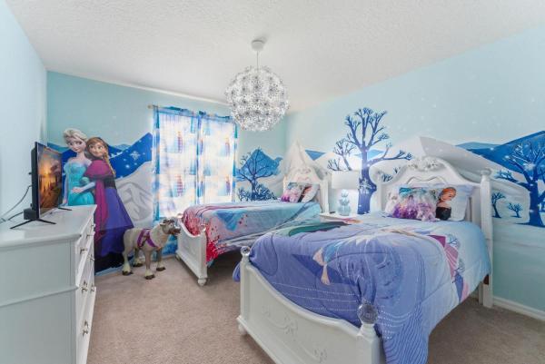 Family 6br Home Pool & Game Room - United States