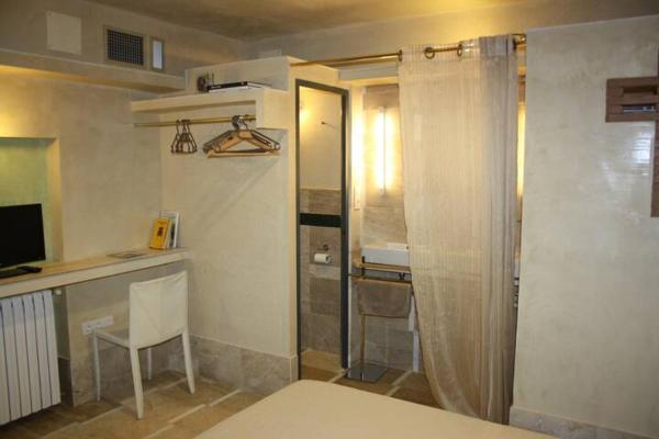 Room 2p & Bathroom - Séville