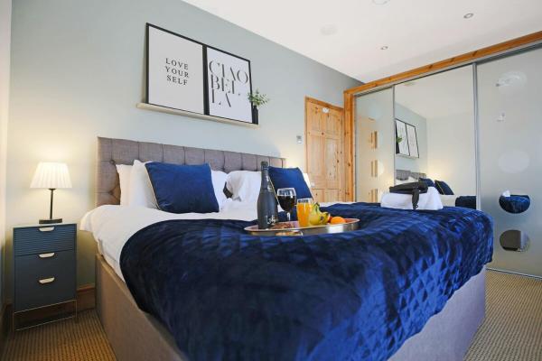 Spacious House In City Centre - Sleeps Up To 9 - Free Parking, Super-fast Wifi, Garden, Balcony, And Smart Tv With Virgin Tv And Netflix By Yoko Property - Northampton, UK