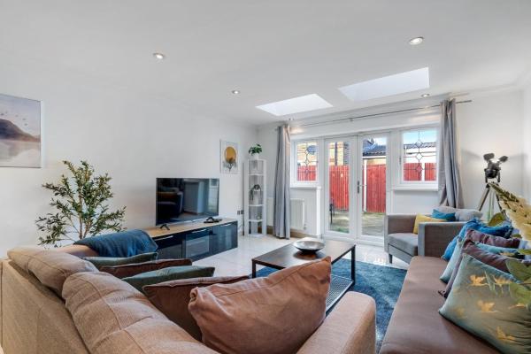 Isher 3 Bedroom, 2-bathroom House With Parking - Watford