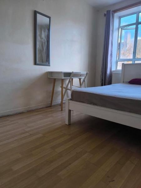 A Bright, Comfortable Double Room In Family Friendly Household - Hounslow