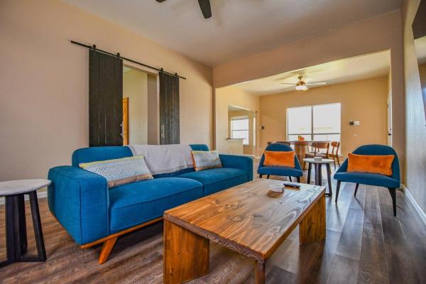 Spacious 4br W Central Location, High Ceilings - Roanoke, TX