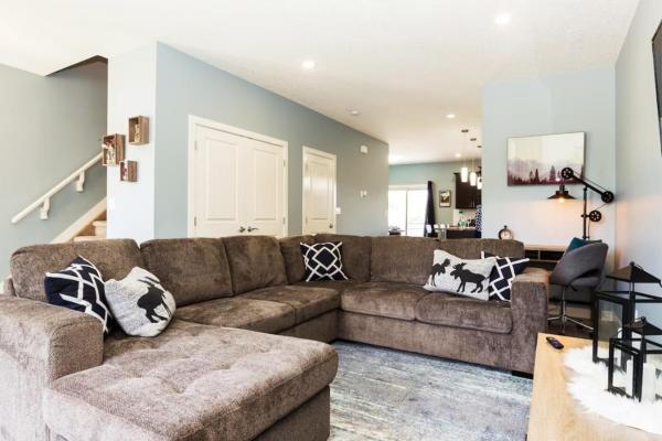 5bdrm Bright Modern Home-king Bed-garage-sleeps 12 - Edmonton