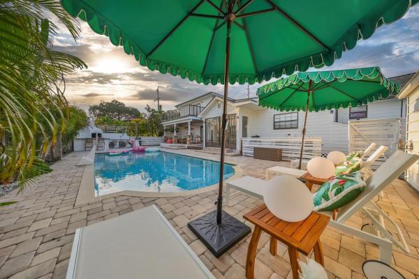 Bali Resort With Pool, Golf Sim, Putting Green - Tampa, FL