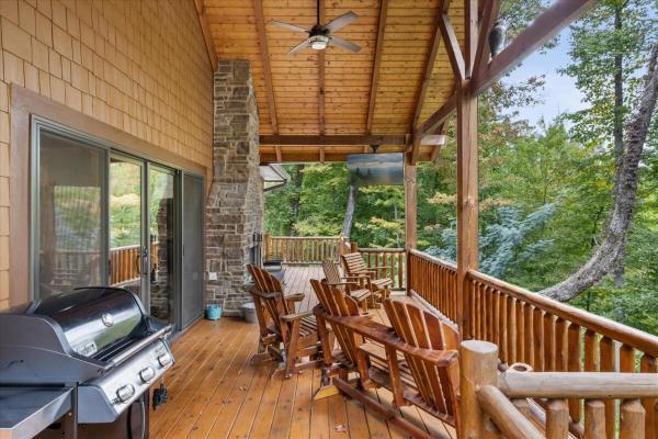 Summer Sale! 2 Master Suites, Fireplace, Hot Tub - Townsend, TN