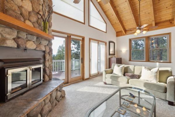 Spacious 4 Bedroom Retreat Near Lake Tahoe- Comfort And Views - Zephyr Cove, NV