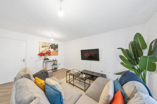 Cozy Two Bedroom House With Driveway Parking & Garden - Chatham