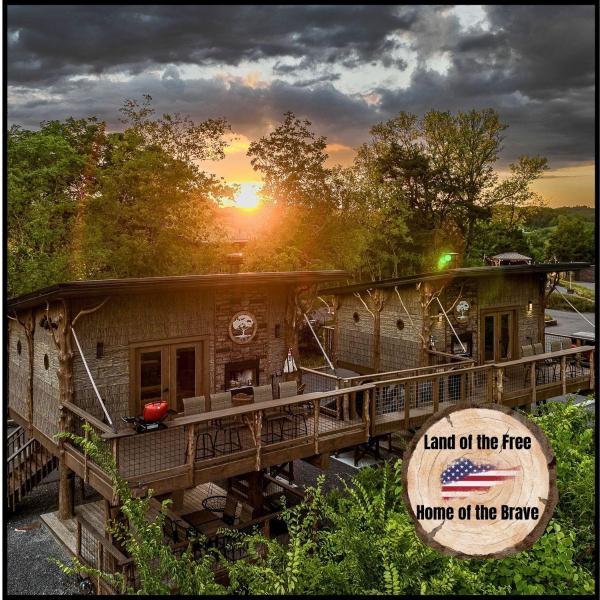 "Land Of The Free, Home Of The Brave" Double Luxury Treehouse For 12 Near Dollywood & Pigeon Forge - Sevierville, TN