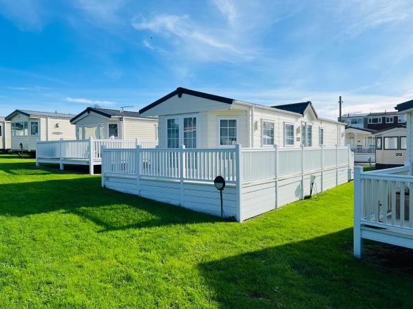2 Bedroom Caravan Fe12, Fairway, Sandown, Dog Friendly - Steephill Cove Beach