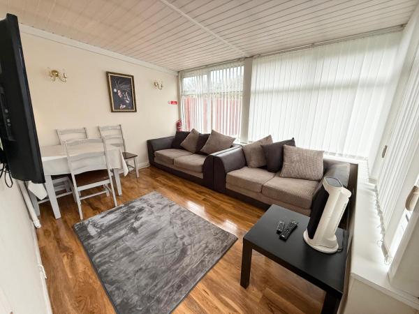 Stylish 4-bedroom Home With Modern Comforts - Derby, UK