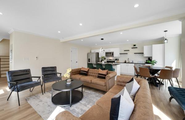 Elegant 2 Story Bloomfield 3 Kings 2 Queens - Connecticut